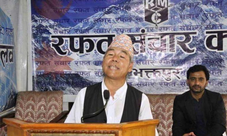Oli's behaviours not healthy for merger, says Dev Gurung - OnlineKhabar English News